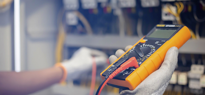 ¿Qué es el voltaje eléctrico y cómo medirlo bien? | Holaluz